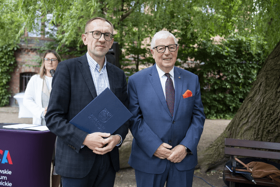 Absolwenci otrzymali "Wrocławską Magnolię" | Uniwersytet Medyczny im. Piastów Śląskich we Wrocławiu